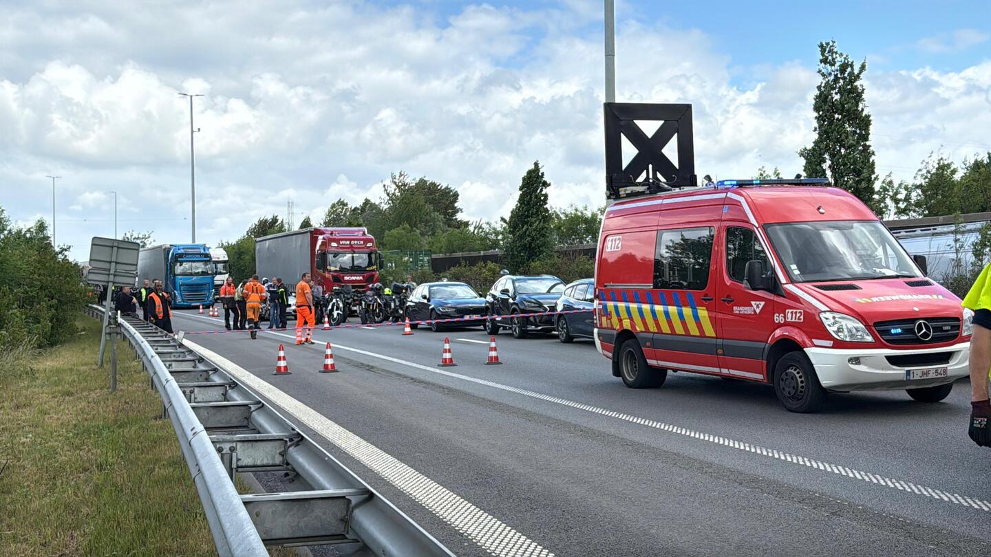 Drie doden bij ongeval met auto en vrachtwagens op E313 in Herentals-Oost | Nieuwsblad